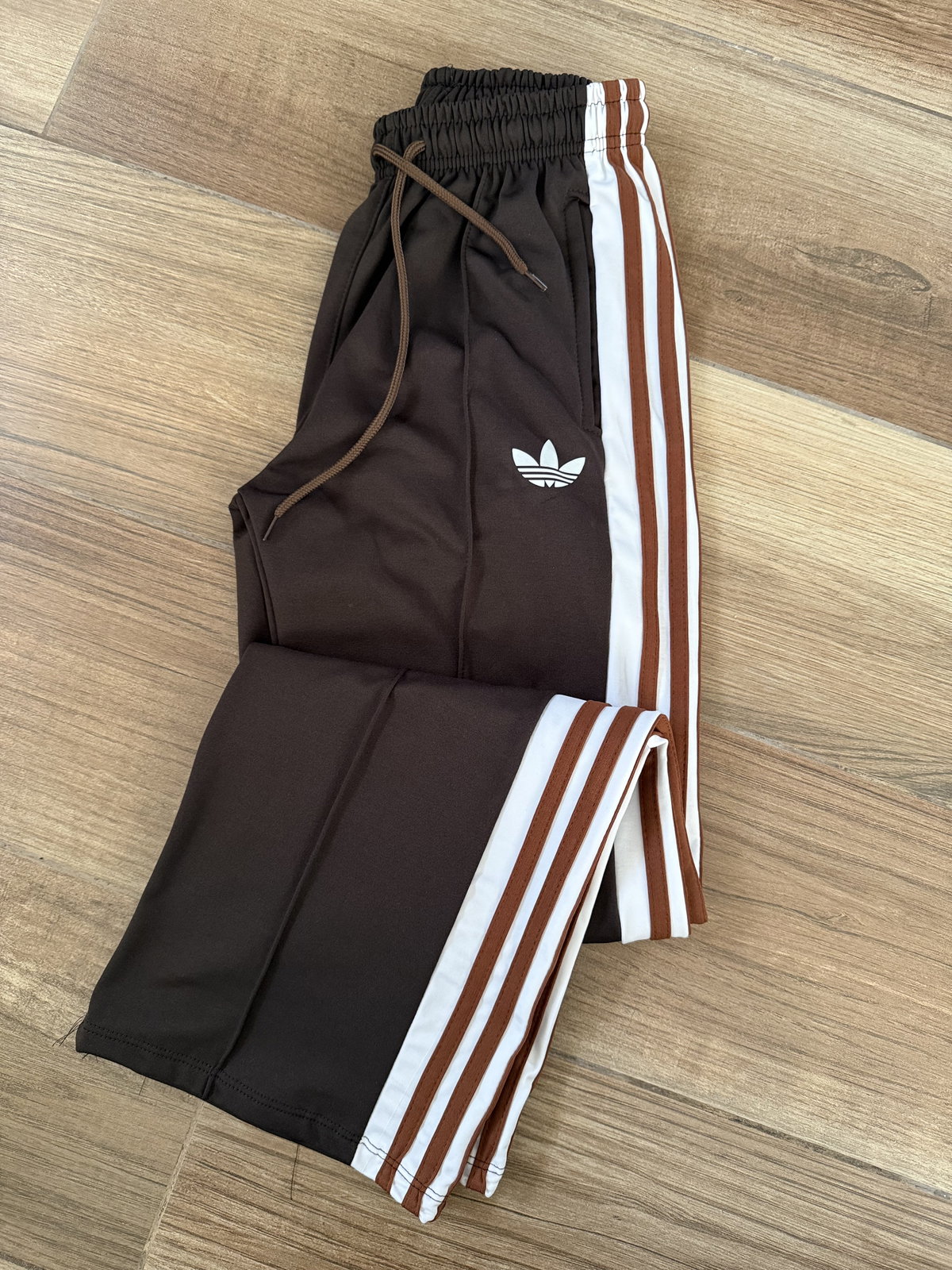 Jogger pantalón Adidas Frisado marron | LAS GALEONAS
