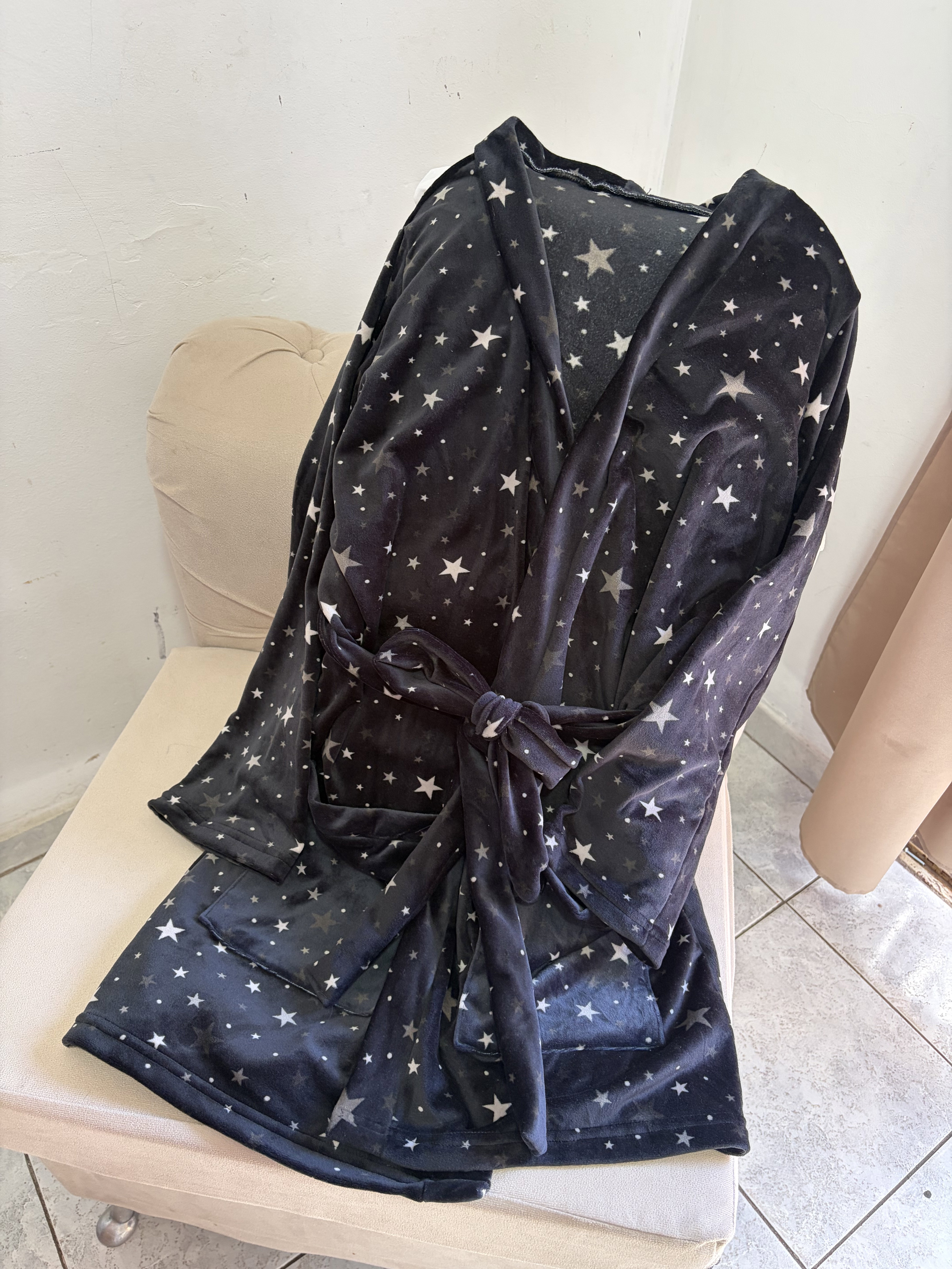 Bata de plush negro estrellas | LQMAYORISTA