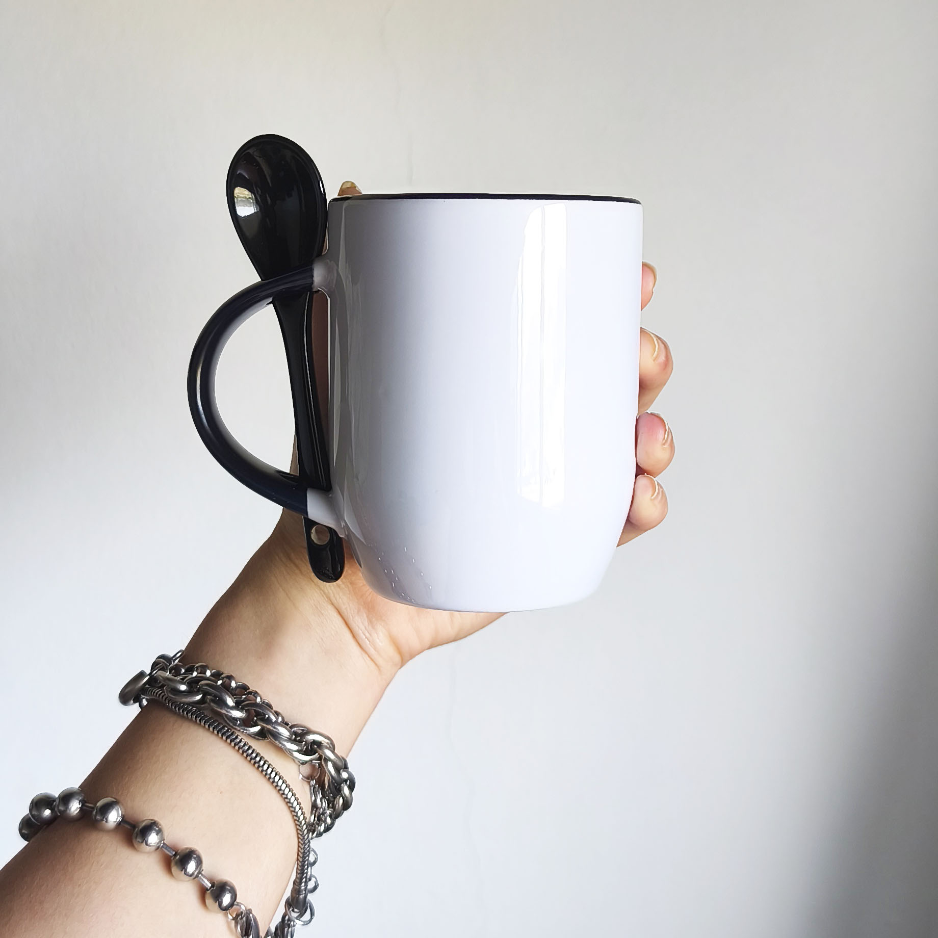 Taza bombe interior y cuchara en negro personalizado sublimado | Agui ...