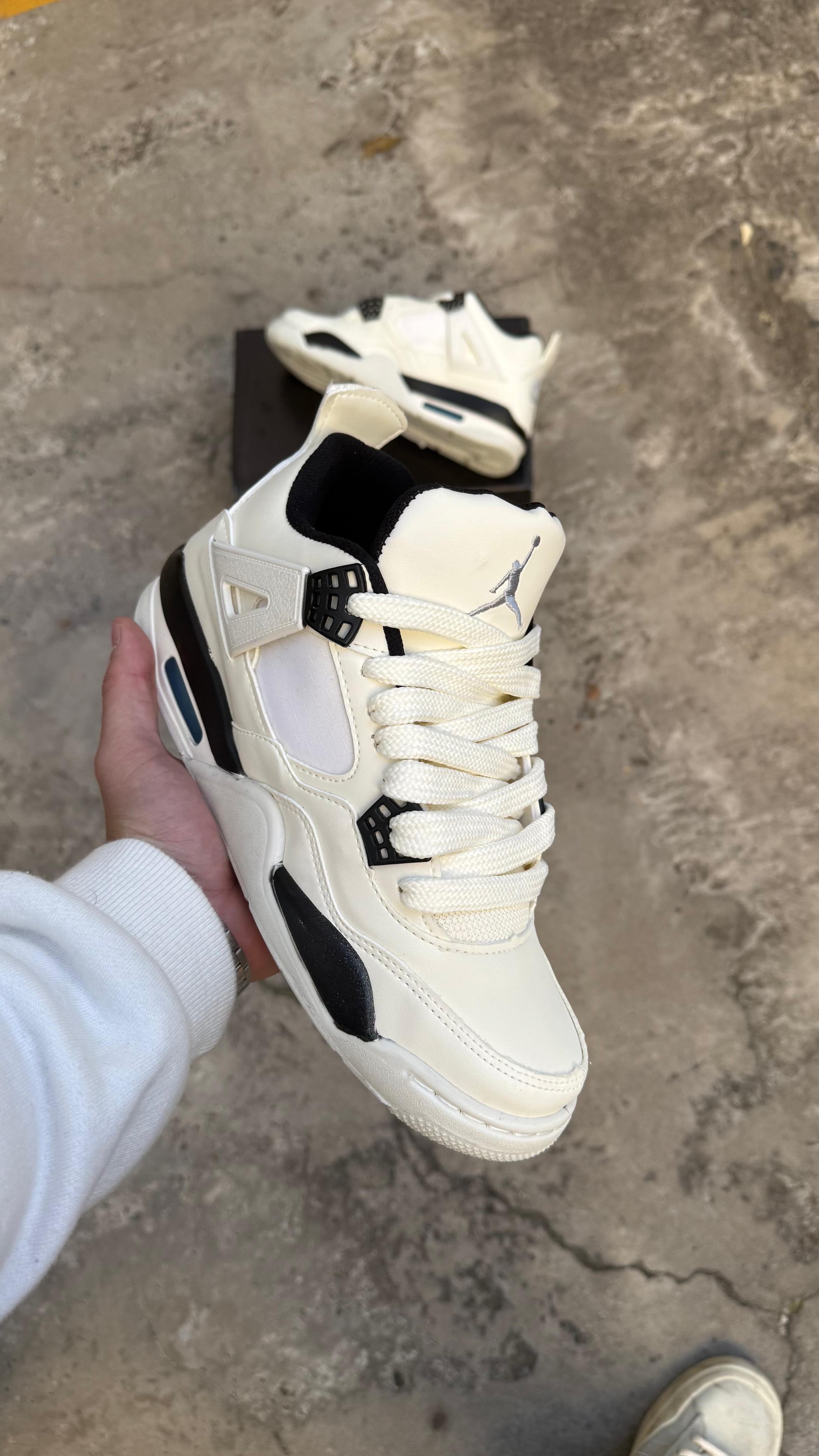 NIKE JORDAN RETRO 4 CREMA CON DETALLES NEGRO | valdezimportaciones