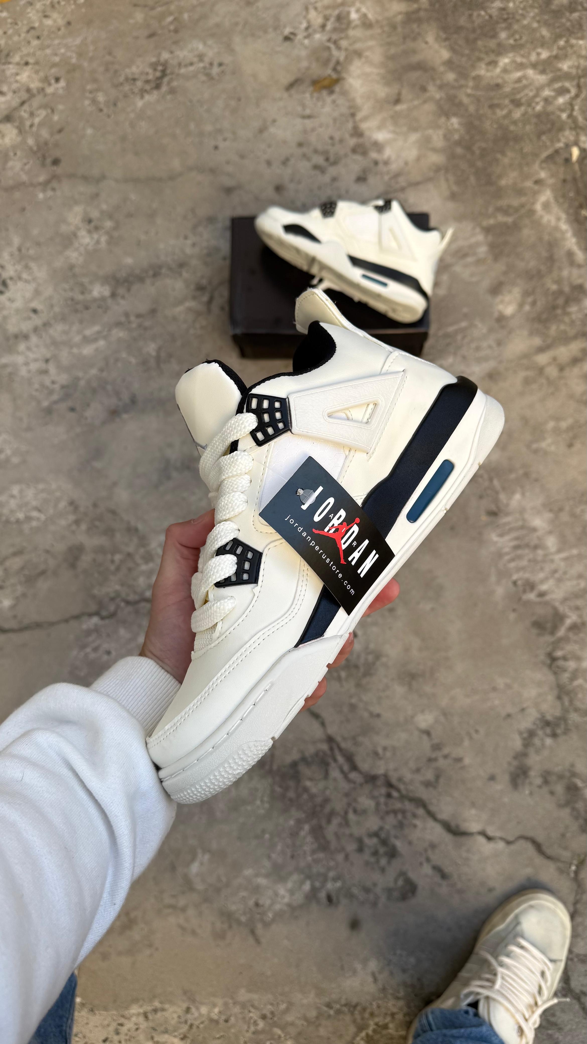 NIKE JORDAN RETRO 4 CREMA CON DETALLES NEGRO | valdezimportaciones